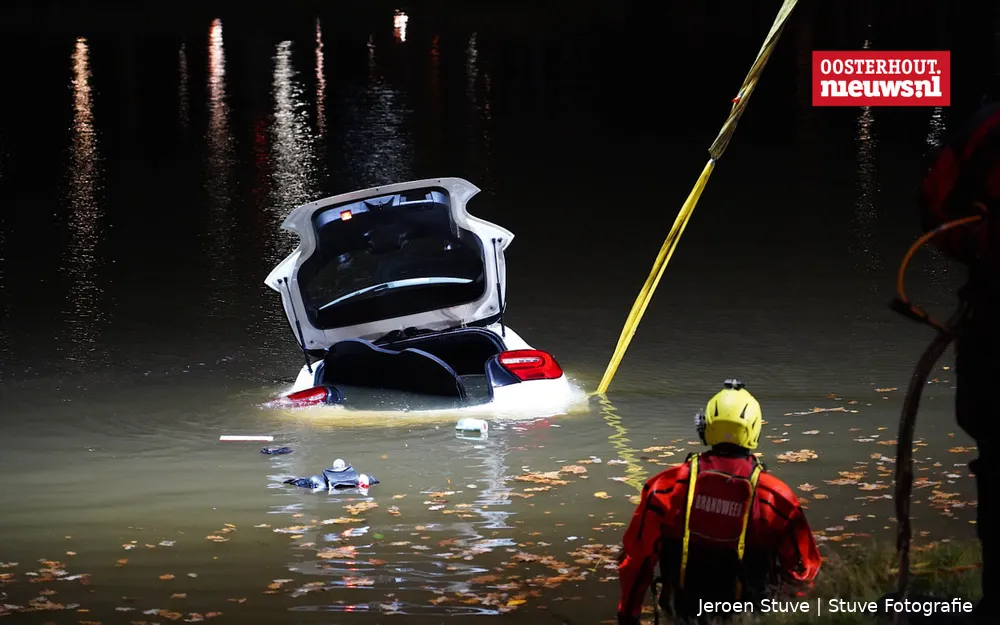 Vrouw wijkt uit voor konijn en rijdt Wilhelminakanaal in